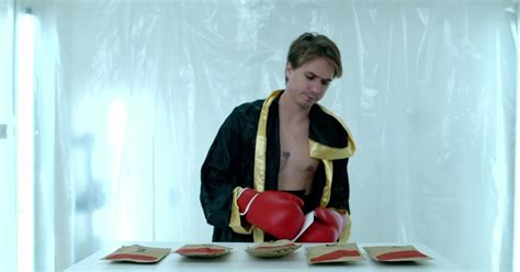 Auscaps Joe Thomas Shirtless In Taskmaster 8 07 This Is Trevor