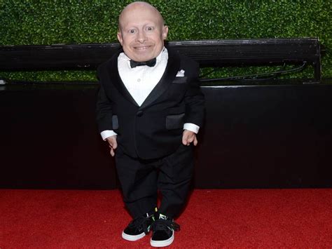 Comparación De Altura De Verne Troyer Verne Troyer Hi Res Stock