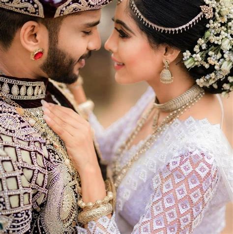 Sri Hasthi මුල් ඇඳුම්