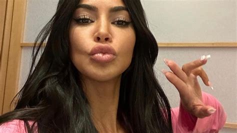 بوز البطة كيم كارداشيان تثير الإعجاب بأحدث إطلالة لها