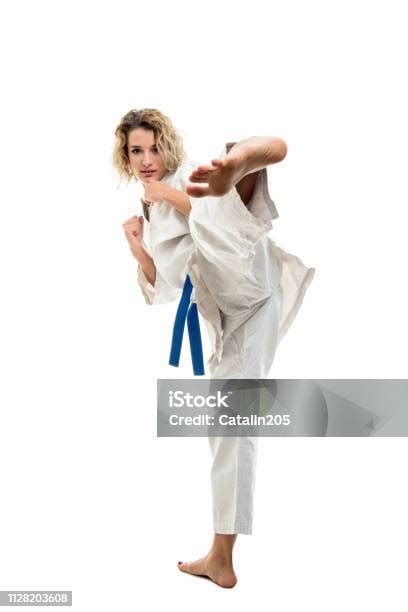 Wanita Mengenakan Seragam Seni Bela Diri Membuat Gerakan Karate Foto Stok Unduh Gambar