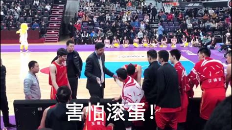 王治郅怒了！不满八一队表现直接开骂：害怕滚蛋！队员默不作声体育体育周边好看视频