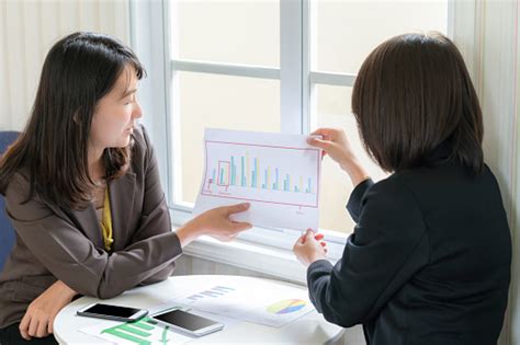 스마트 휴대 전화를 사용 하 고 재무 결과 논의 하는 동료와 함께 실업 2명에 대한 스톡 사진 및 기타 이미지 2명 개념 경영자 Istock