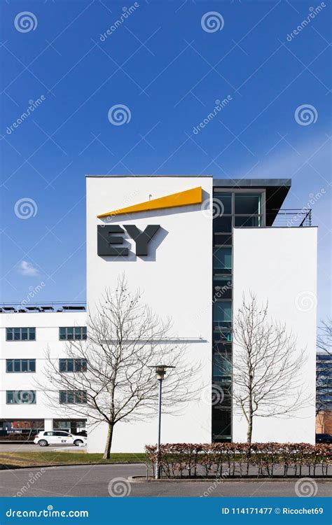 Edificio De Oficinas De Ernst And Young Fotografía Editorial Imagen De