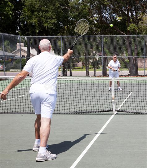 Het Hogere Paar Speelt Tennis Stock Foto Image Of Levensstijl Echt 20401284