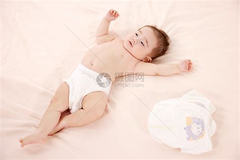 穿着尿不湿的小宝贝高清图片下载 正版图片502506385 摄图网