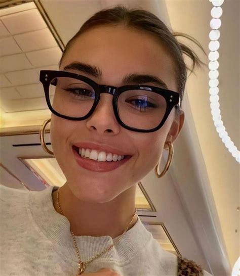 Mora Combina Tus Lentes Con Cualquier Outfit Y Luce Increíble Todos