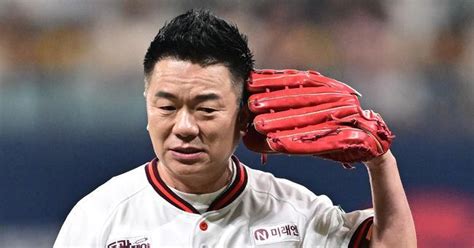 사진 사인 확인 후 고개 젓는 김태균 조선비즈