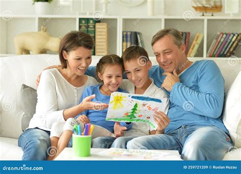 Pais Felizes E Seus Filhos Pintando Juntos Imagem De Stock Imagem De