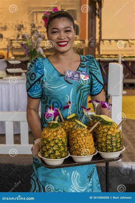 Honolulu Hawaii Oct 19 2022 Shakacon Server Smiles While Holding