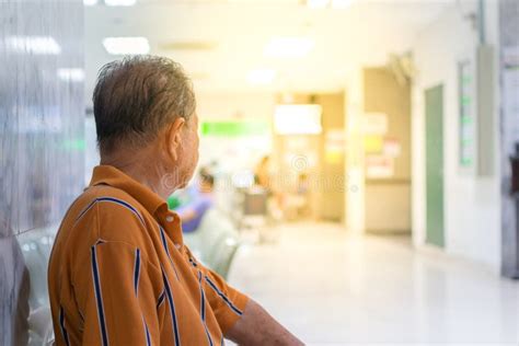 Patient Der Einen Doktor Im Krankenhaus Wartet Stockbild Bild Von