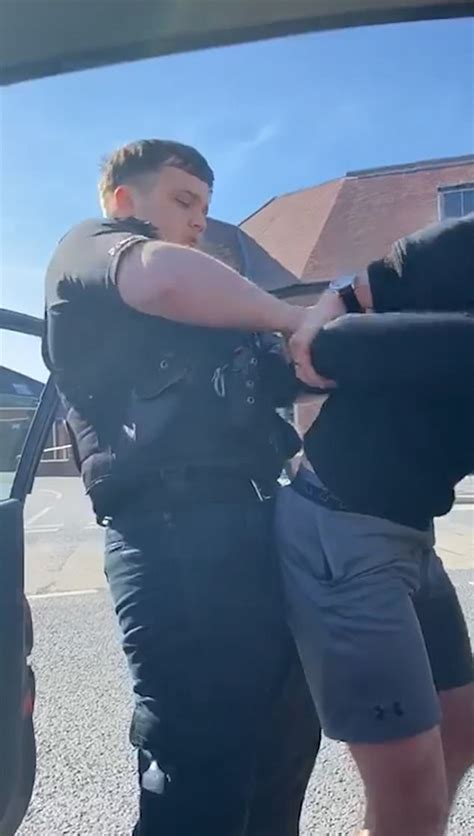 Police Officer Slaps Dangerous Driving Suspect In Face In Video Daily Mail Online
