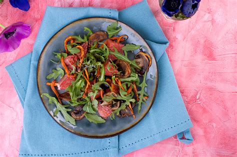 Arugula 연어 샐러드 소스와 자 몽 옷 와인의 유리입니다 낭만적인 저녁 식사 및 꽃입니다 카드입니다 복사 공간 0명에 대한
