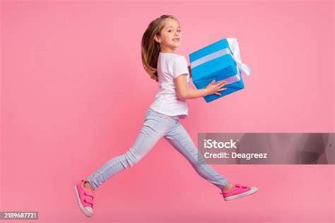흥분 활동적인 소녀 팔 홀드 선물 상자 서둘러 러쉬 점프 절연 절연 핑크 색상 배경의 전체 길이 사진 6 7 살에 대한 스톡 사진 및 기타 이미지 Istock