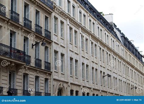 Fachada De Un Edificio Fotografía Editorial Imagen De Ventanas 229140387