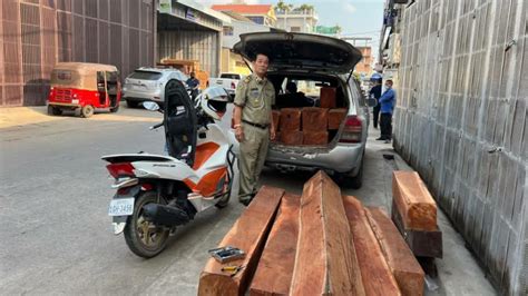 从外省偷运珍贵木材，金边一辆旅行车被警方拦截！ 柬埔寨头条