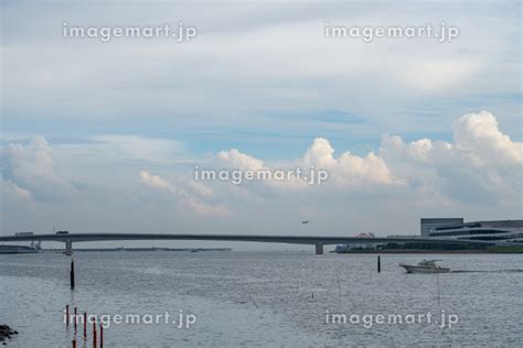 羽田空港と神奈川県川崎市を結ぶ多摩川スカイブリッジの風景の写真素材 200490192 イメージマート