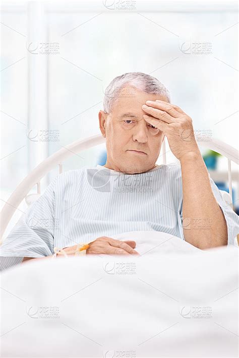 男病人头痛躺在病床上