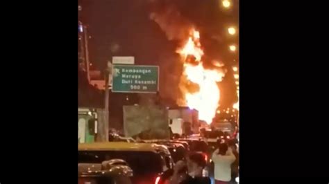 3 Mobil Damkar Dikerahkan Padamkan Kebakaran Truk Tangki BBM Di Tol