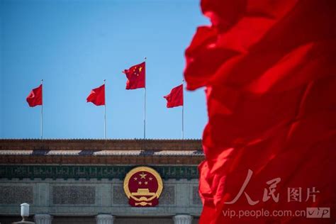 北京：人民大会堂庄严肃穆 五星红旗迎风飘扬 人民图片网