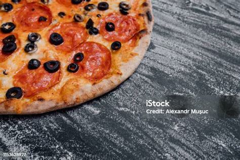 신선한 이탈리아 피자 버섯 햄 토마토 치즈 조리법 및 메뉴 올리브 밀가루와 검은 배경 평면도 배너 클로즈업 복사 공간 0명에 대한 스톡 사진 및 기타 이미지 Istock