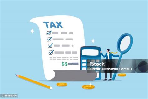세금 계획 세금 최적화를 위한 재무 전략 감소 또는 환급 소득 또는 수익 관리 과세 또는 계산 개념 돋보기를 든 사업가가 세금 계획 문서를 분석합니다 Internal