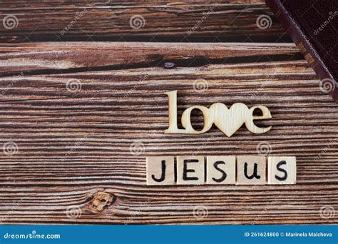 Amar El Texto De Jesus Escrito Con Cubos De Madera Y Letras Con Forma
