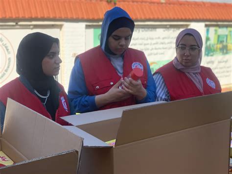 شباب الهلال الأحمر ببورسعيد يتبرعون بمنتجات متنوعة للشعب الفلسطيني صور
