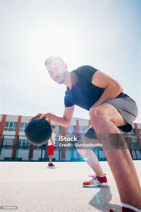 농구 코트에서 화창한 날에 아침 일찍 남자 농구 선수를 맞추고 공을 안내하고 세 촬영을 준비합니다 20 24세에 대한 스톡 사진 및 기타 이미지 Istock