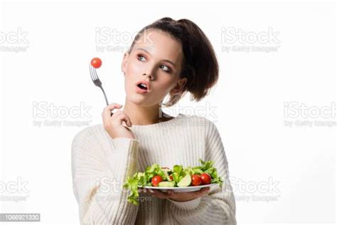 Salat 먹고 화이트 스튜디오 촬영에 고립 된 매력적인 젊은 백인 여자의 초상화 건강한 생활방식에 대한 스톡 사진 및 기타 이미지 건강한 생활방식 건강한 식생활