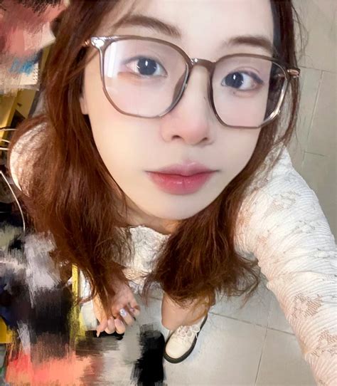 Wuyu On Twitter 这个就叫做金主爸爸视角，咋感觉这骚货不带眼镜比戴了还要榨呢？你看，她都把头仰这么高、还那么痴痴地望着你了，你还不快掏出鸡巴对着她母狗婊子脸射啊？ 意淫
