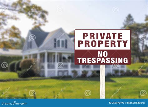 A Sign Warning Private Property And No Trespassing In Front Of A Luxury