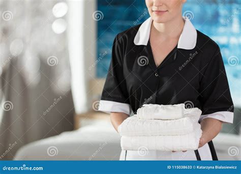 Jong Meisje Met Handdoeken Stock Afbeelding Image Of Glimlach 115038633