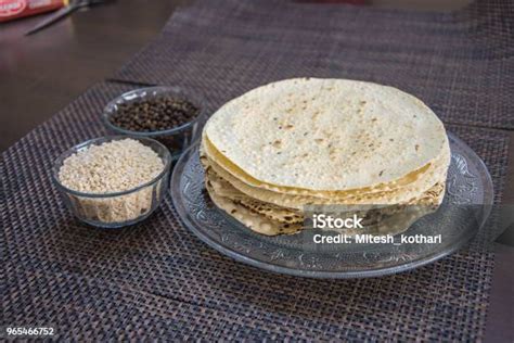 Papad 전통 음식 구자라트 인도 파파덤에 대한 스톡 사진 및 기타 이미지 파파덤 0명 그릇 Istock
