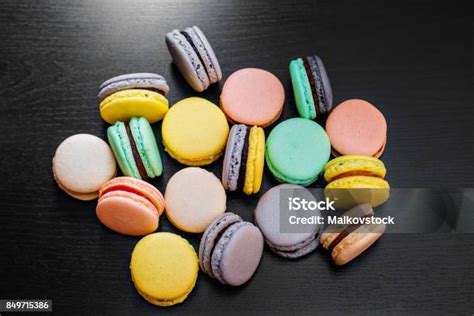 화려한 프랑스 마카롱 또는 Macarons 검은 나무 테이블에 텍스트를 위한 공간입니다 꼭대기에 대한 스톡 사진 및 기타 이미지