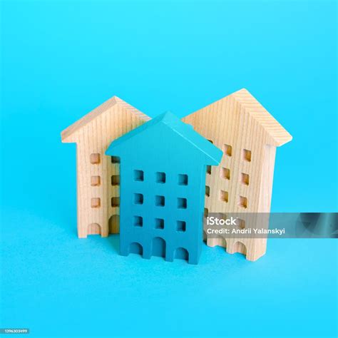 다층 주거용 건물의 인형 주택 및 숙박 시설 부동산 매매 도시화 및 도시 관리 모기지 대출 수리 및 건설 세금에 대한 스톡 사진