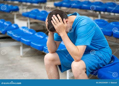 Hoofdpijn En Migraine Man Met Hoofdpijn Na Het Werken Op Een Sportgrond