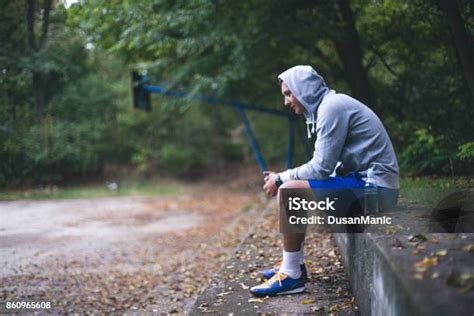 젊은 스포츠맨 공원에서 계단에 앉아서 훈련 야외 활동 후 휴식 피트 니스 스포츠 라이프 스타일 개념 가을에 대한 스톡 사진 및 기타 이미지 Istock