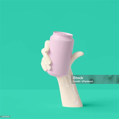 녹색 배경에 고립 될 수 있습니다 소다 음료를 들고 손 조각 제스처 디스플레이 음료 배너 모형 소다 음료 광고 창조적 인 디자인 개념 3d 렌더링 손에 대한 스톡 사진 및