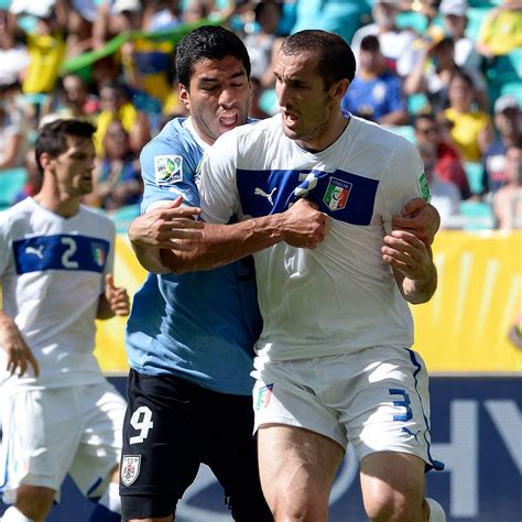 Luis Suarez Morde Chiellini