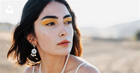 Una Mujer Con Un Vestido Blanco Sentada En El Suelo Foto Imagen De