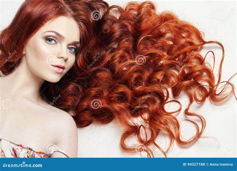 Menina Bonita Do Ruivo Do Nude Sexy Cabelo Longo Retrato Perfeito