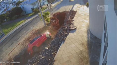 Carro cai em vala em Flores da Cunha veja vídeo Rio Grande do Sul G1