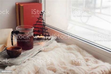 홈 인테리어 거실에 있는 아직도 생활의 세부 사항 아름 다운 차 컵 주전자 빈티지 아시아 나무 트레이 책 및 Windowsiil
