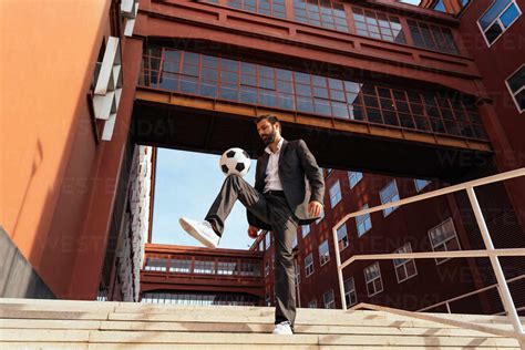 Bild Eines Geschäftsmannes Und Eines Fußball Freestyle Spielers Der