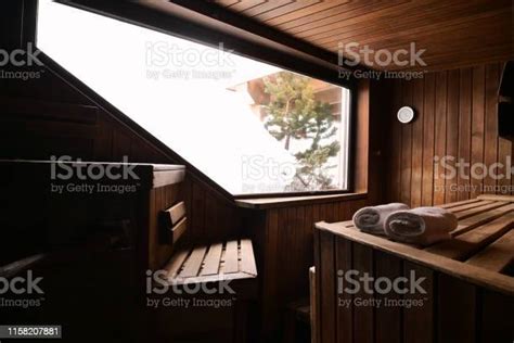 휴식을 취할 수있는 대형 창문이있는 산악 나무 사우나의 위치 사우나에 대한 스톡 사진 및 기타 이미지 사우나 적외선 효과