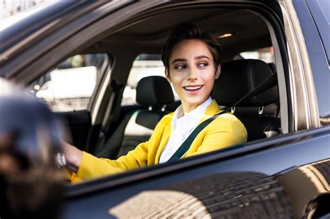 Belle Jeune Femme Aux Cheveux Courts Conduit Une Voiture Dans La Ville