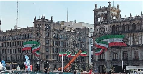 Colocan iluminación en el Zócalo para la Revolución