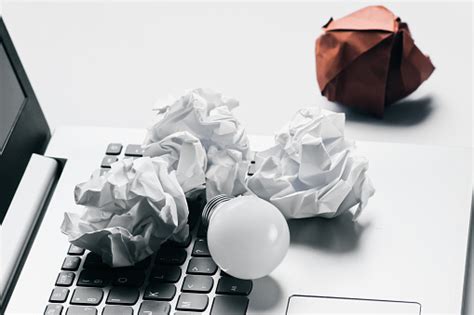 아이디어 비즈니스 개념입니다 노트북 구겨진 종이 공 회색 배경에 Led 전구 개념에 대한 스톡 사진 및 기타 이미지 개념