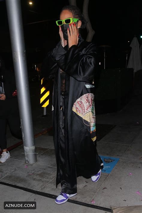Rihanna Sexy Looks Fashionable While Grabbing Dinner At Wallys In